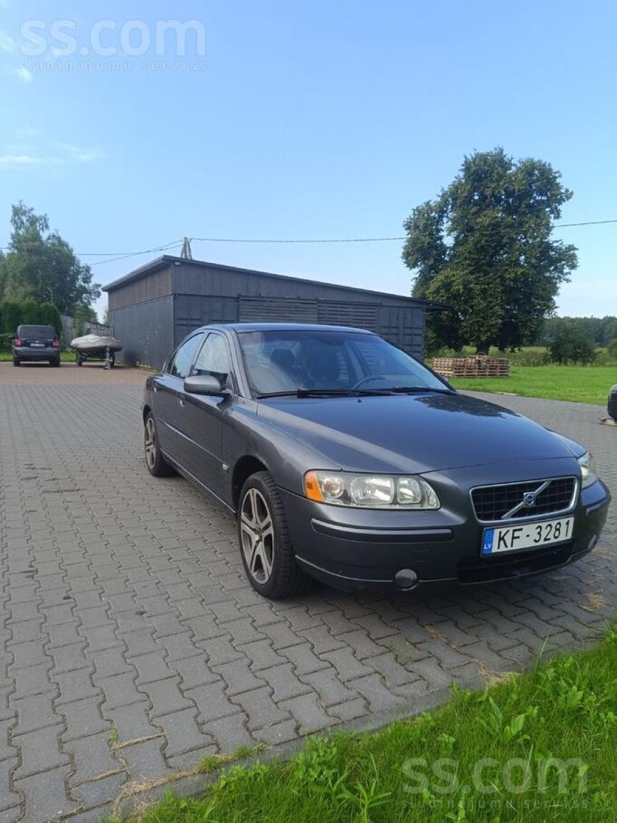 Pelēks Volvo S60 2005 Saldus, ar dzinēja tilpumu 2.40 L un nobraukumu 440 tūkst. km par 1500 €, foto 3 vietnē AUTOMOTO.COM.LV
