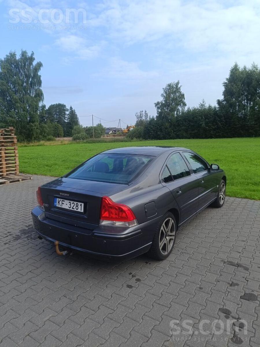 Pelēks Volvo S60 2005 Saldus, ar dzinēja tilpumu 2.40 L un nobraukumu 440 tūkst. km par 1500 €, foto 4 vietnē AUTOMOTO.COM.LV