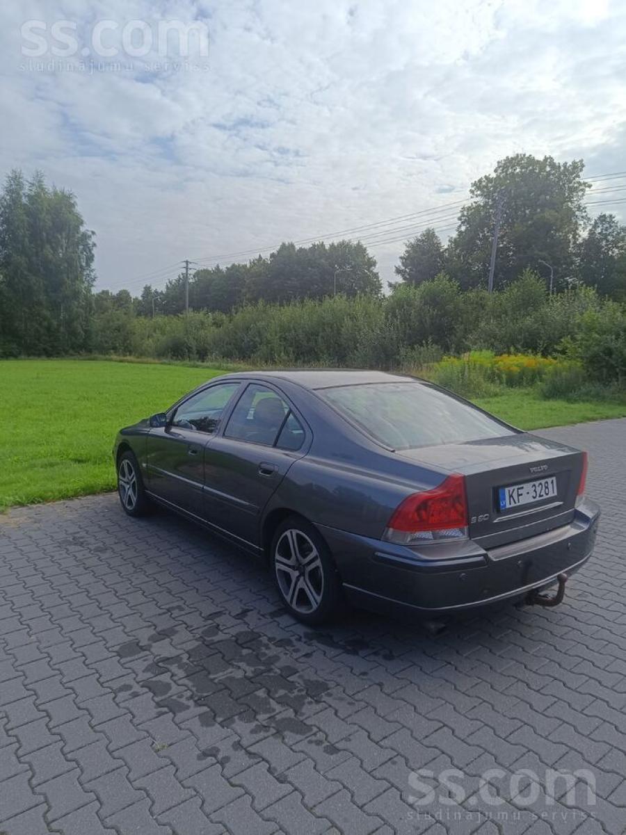 Pelēks Volvo S60 2005 Saldus, ar dzinēja tilpumu 2.40 L un nobraukumu 440 tūkst. km par 1500 €, foto 5 vietnē AUTOMOTO.COM.LV