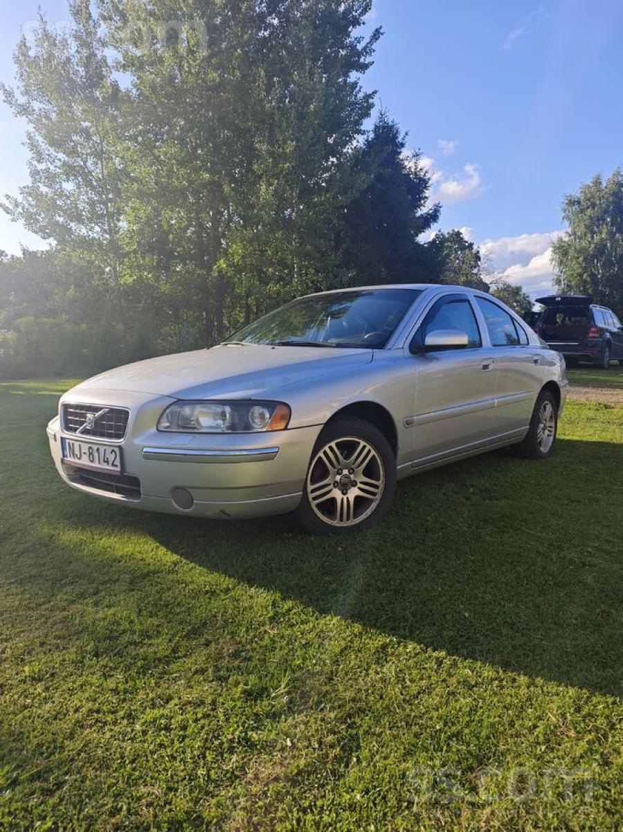 Pelēks Volvo S60 2005 Bauska, ar dzinēja tilpumu 2.40 L un nobraukumu 328 tūkst. km par 2300 €, foto 1 vietnē AUTOMOTO.COM.LV