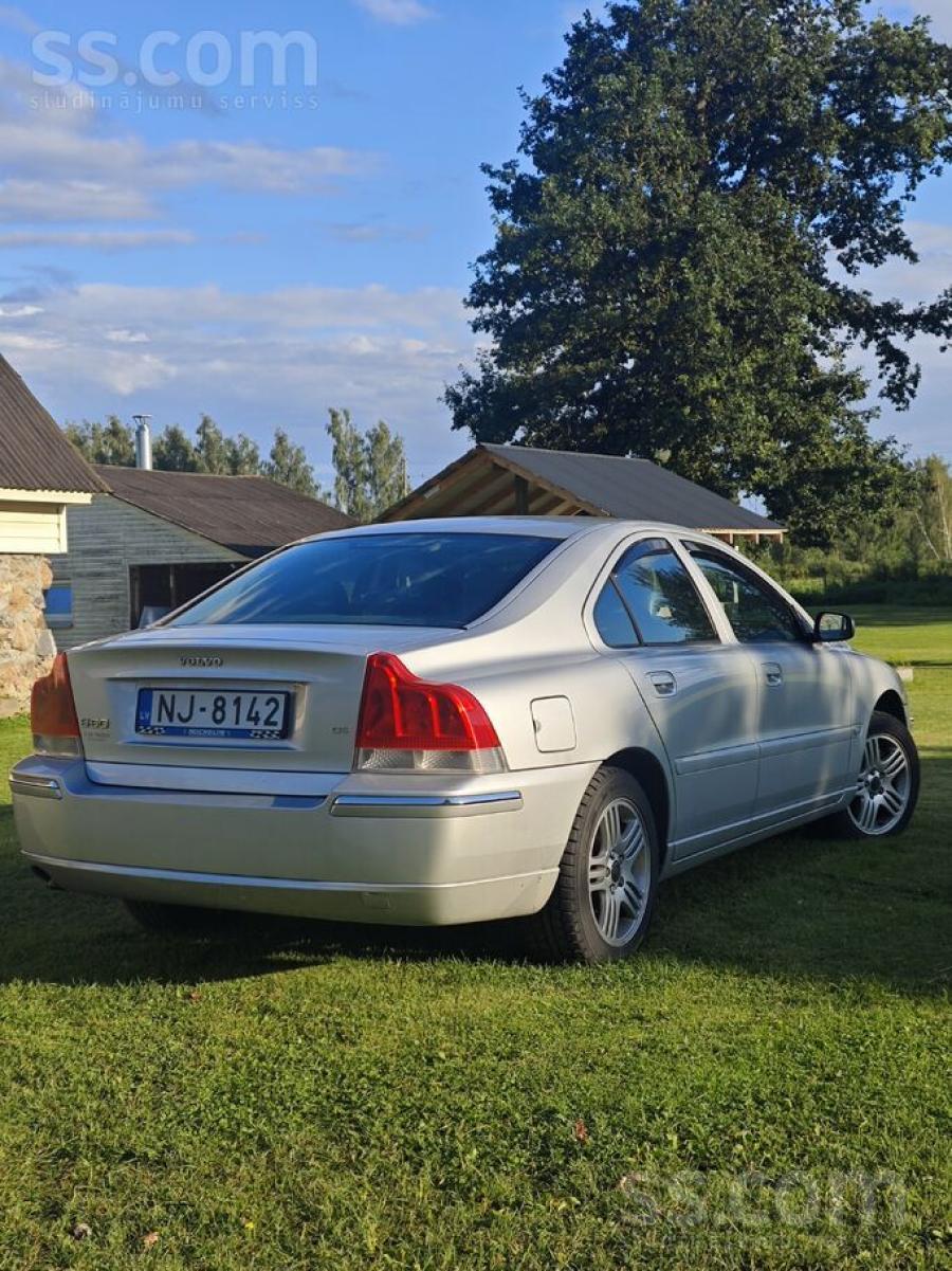 Pelēks Volvo S60 2005 Bauska, ar dzinēja tilpumu 2.40 L un nobraukumu 328 tūkst. km par 2300 €, foto 3 vietnē AUTOMOTO.COM.LV