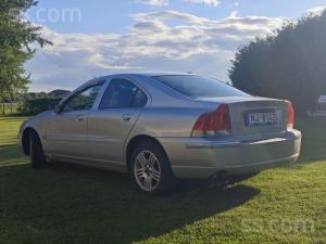 Pelēks Volvo S60 2005 Bauska, ar dzinēja tilpumu 2.40 L un nobraukumu 328 tūkst. km par 2300 €, foto 4 vietnē AUTOMOTO.COM.LV