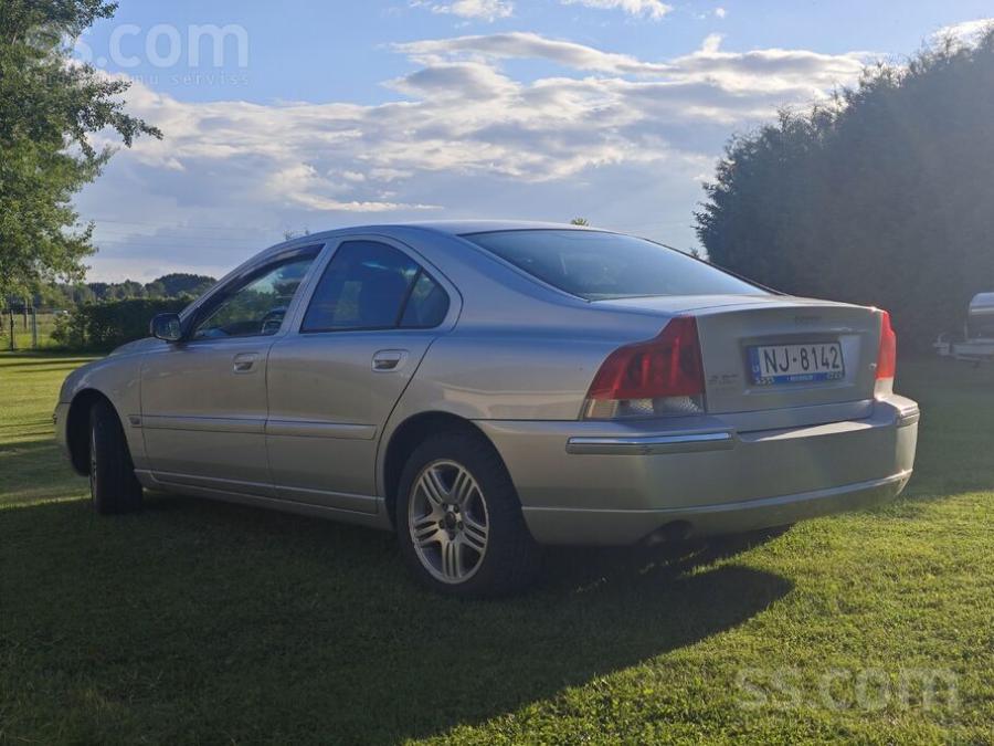 Pelēks Volvo S60 2005 Bauska, ar dzinēja tilpumu 2.40 L un nobraukumu 328 tūkst. km par 2300 €, foto 4 vietnē AUTOMOTO.COM.LV