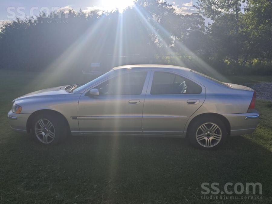 Pelēks Volvo S60 2005 Bauska, ar dzinēja tilpumu 2.40 L un nobraukumu 328 tūkst. km par 2300 €, foto 17 vietnē AUTOMOTO.COM.LV
