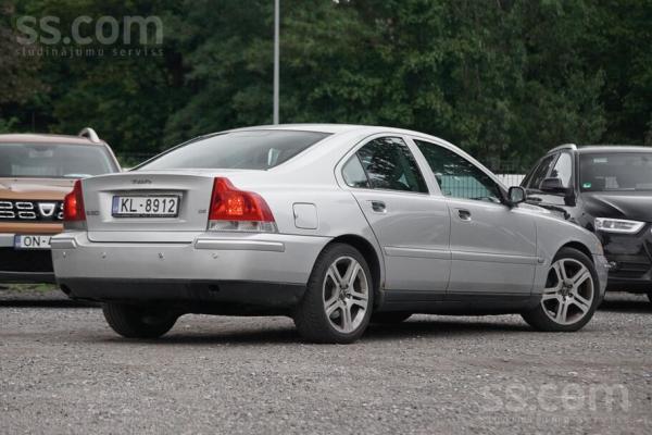 Pelēks Volvo S60 2005 Rīga, ar dzinēja tilpumu 2.40 L un nobraukumu 420 tūkst. km par 1650 €, foto 4 vietnē AUTOMOTO.COM.LV