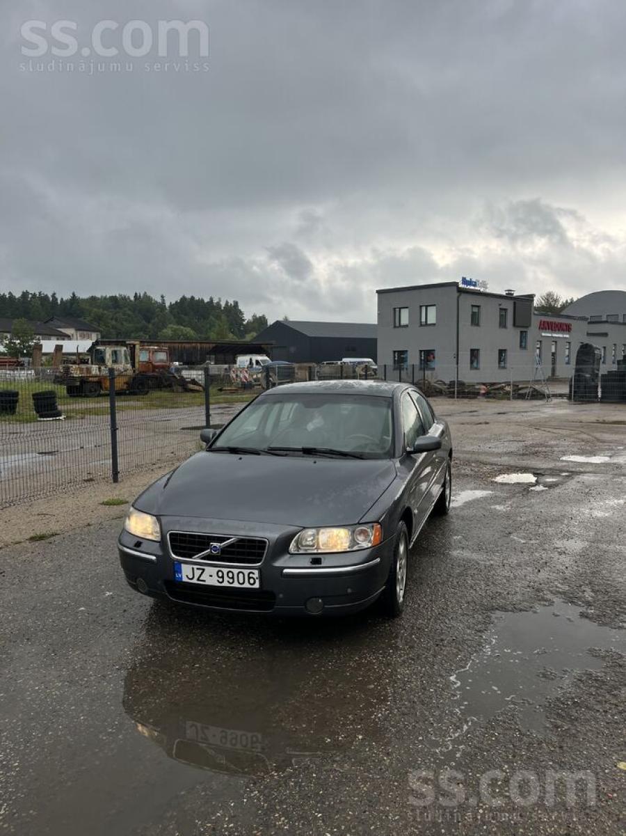 Grey Volvo S60 2005 in Madona, with an engine capacity of 2.40 L and mileage of 249 thousand km for 1800 €, photo 2 on AUTOMOTO.COM.LV
