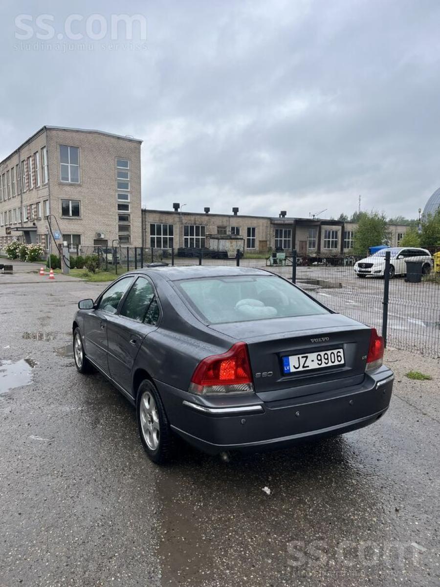 Grey Volvo S60 2005 in Madona, with an engine capacity of 2.40 L and mileage of 249 thousand km for 1800 €, photo 3 on AUTOMOTO.COM.LV