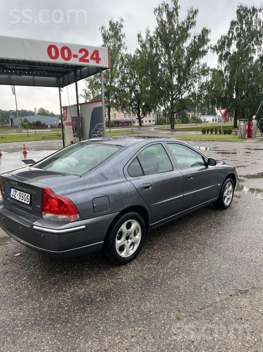Grey Volvo S60 2005 in Madona, with an engine capacity of 2.40 L and mileage of 249 thousand km for 1800 €, photo 4 on AUTOMOTO.COM.LV