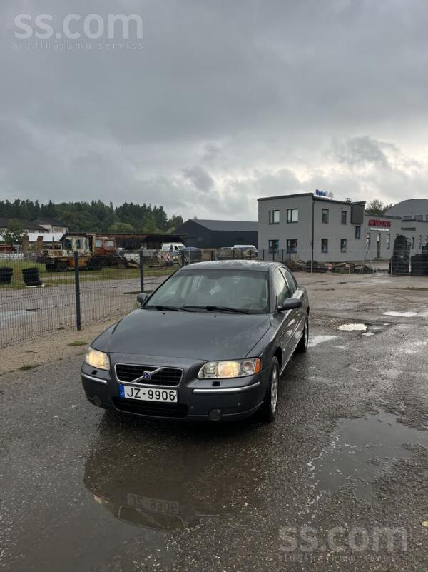 Grey Volvo S60 2005 in Madona, with an engine capacity of 2.40 L and mileage of 249 thousand km for 1800 €, photo 1 on AUTOMOTO.COM.LV
