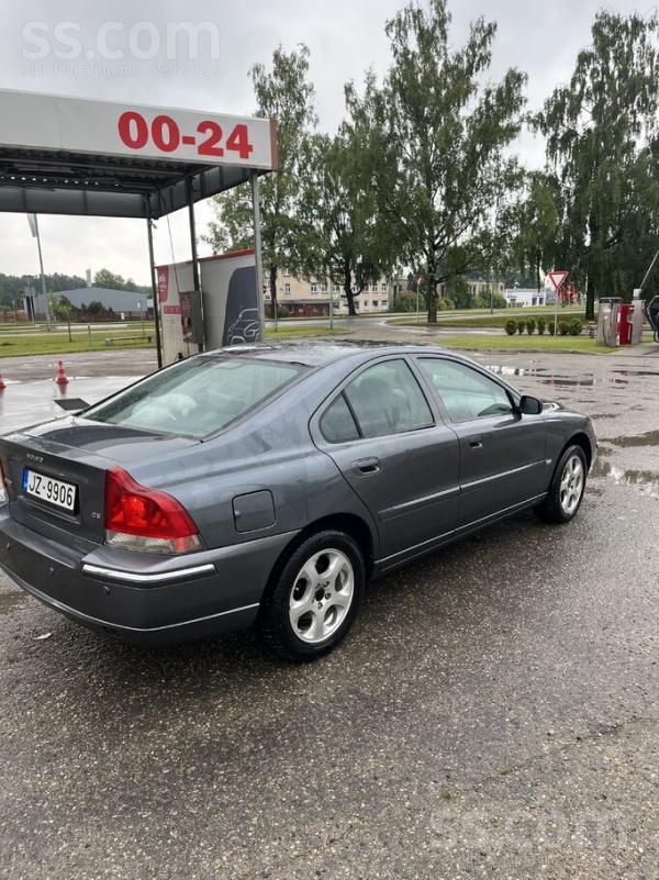 Grey Volvo S60 2005 in Madona, with an engine capacity of 2.40 L and mileage of 249 thousand km for 1800 €, photo 4 on AUTOMOTO.COM.LV