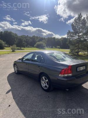Pelēks Volvo S60 2005 Tukums, ar dzinēja tilpumu 2.40 L un nobraukumu 297 tūkst. km par 2100 €, foto 5 vietnē AUTOMOTO.COM.LV