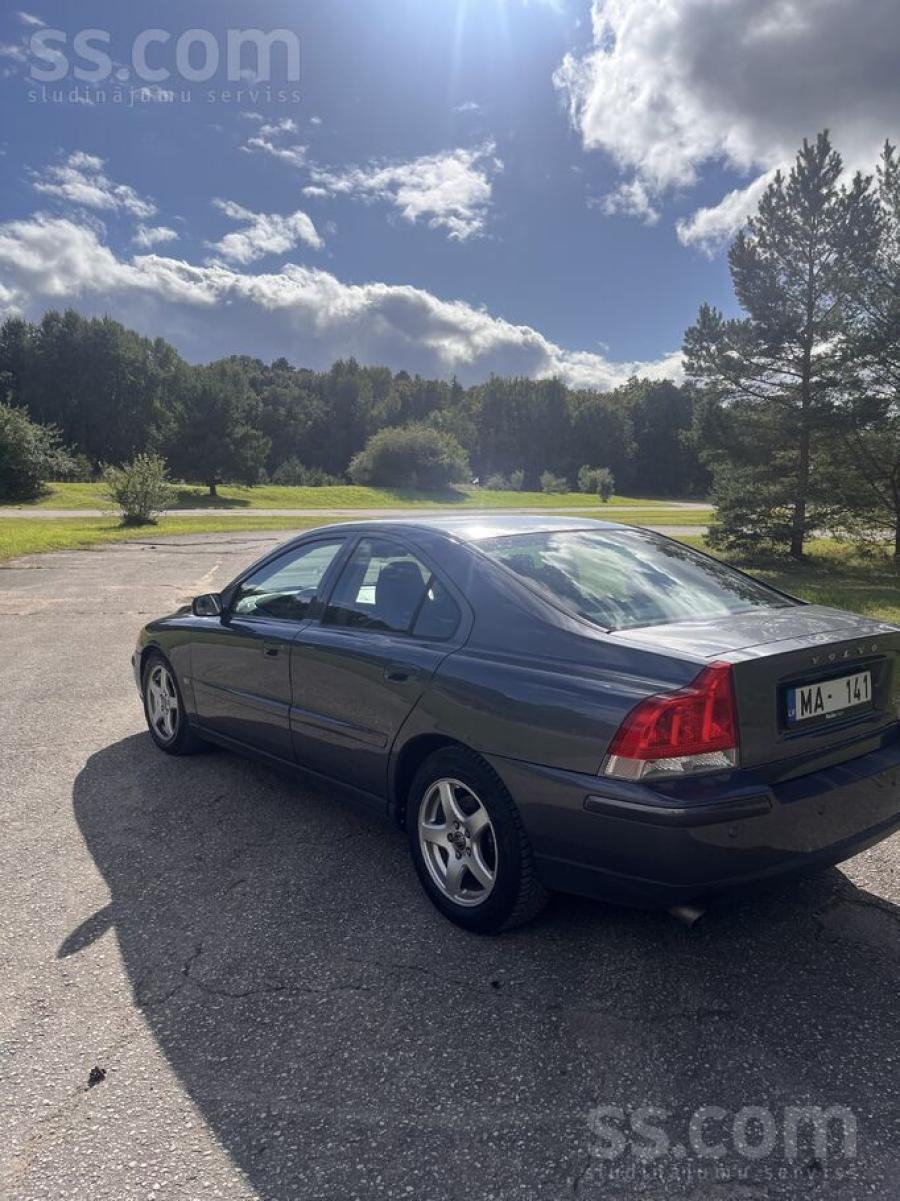Pelēks Volvo S60 2005 Tukums, ar dzinēja tilpumu 2.40 L un nobraukumu 297 tūkst. km par 2100 €, foto 5 vietnē AUTOMOTO.COM.LV