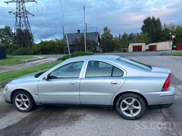 Pelēks Volvo S60 2005 Rēzekne, ar dzinēja tilpumu 2.40 L un nobraukumu 286 tūkst. km par 1500 €, foto 1 vietnē AUTOMOTO.COM.LV