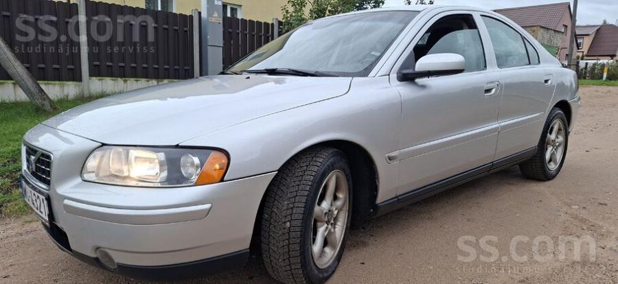 Pelēks Volvo S60 2005 Daugavpils, ar dzinēja tilpumu 2.40 L un nobraukumu 285 tūkst. km par 1550 €, foto 1 vietnē AUTOMOTO.COM.LV
