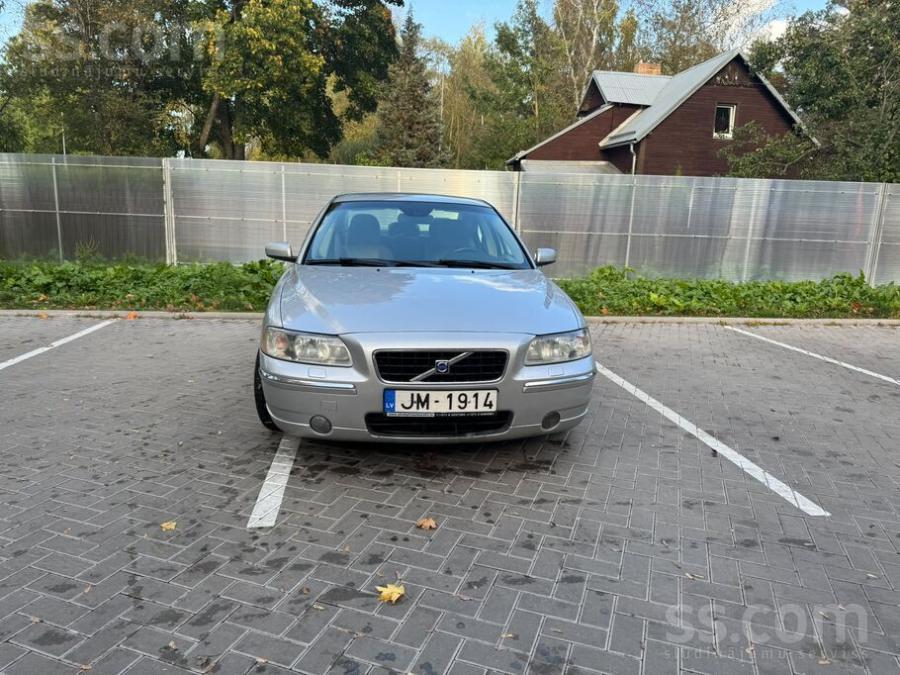 Grey Volvo S60 2005 in Riga, with an engine capacity of 2.40 L and mileage of 472 thousand km for 1990 €, photo 1 on AUTOMOTO.COM.LV