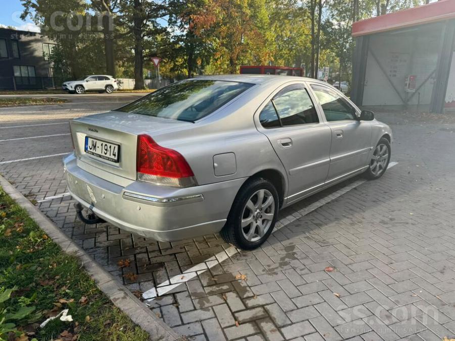 Grey Volvo S60 2005 in Riga, with an engine capacity of 2.40 L and mileage of 472 thousand km for 1990 €, photo 5 on AUTOMOTO.COM.LV