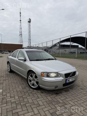 Pelēks Volvo S60 2005 Valmiera, ar dzinēja tilpumu 2.40 L un nobraukumu 310 tūkst. km par 2800 €, foto  vietnē AUTOMOTO.COM.LV