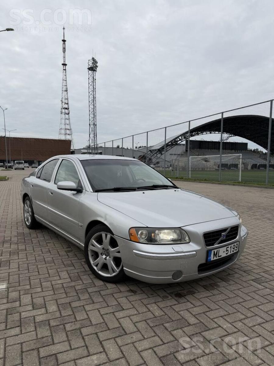 Pelēks Volvo S60 2005 Valmiera, ar dzinēja tilpumu 2.40 L un nobraukumu 310 tūkst. km par 2800 €, foto 1 vietnē AUTOMOTO.COM.LV