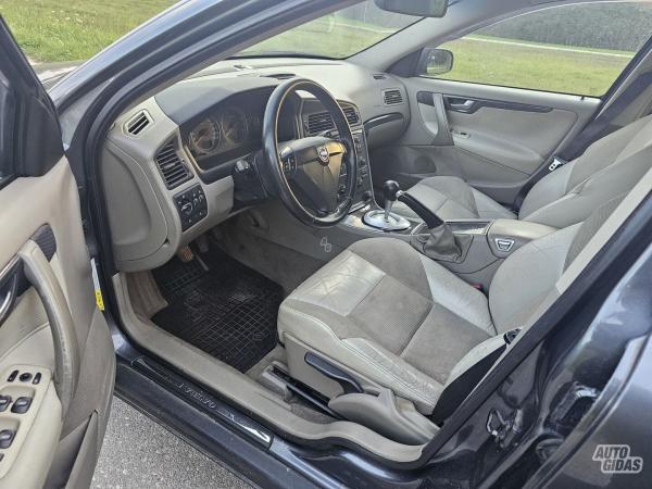 Grey Volvo S60 2005 in Vilnius, with an engine capacity of 2.40 L and mileage of 319 thousand km for 1700 €, photo 5 on AUTOMOTO.COM.LV