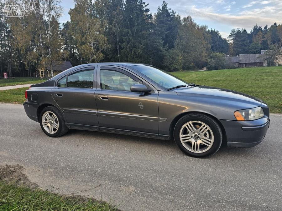 Pelēks Volvo S60 2005 Viļņa, ar dzinēja tilpumu 2.40 L un nobraukumu 319 tūkst. km par 1700 €, foto 9 vietnē AUTOMOTO.COM.LV