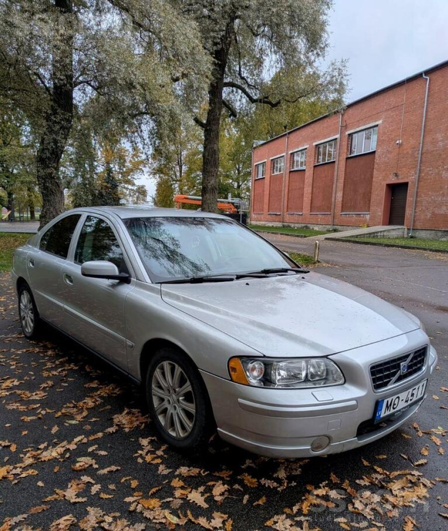Pelēks Volvo S60 2005 Tukums, ar dzinēja tilpumu 2.40 L un nobraukumu 365 tūkst. km par 1350 €, foto 4 vietnē AUTOMOTO.COM.LV