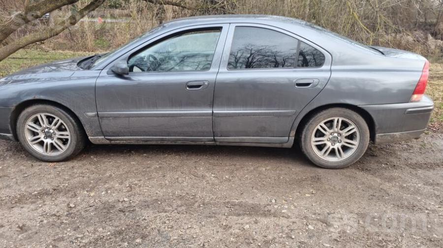 Grey Volvo S60 2006 in Jelgava, with an engine capacity of 2.40 L and mileage of 435 thousand km for 890 €, photo 3 on AUTOMOTO.COM.LV