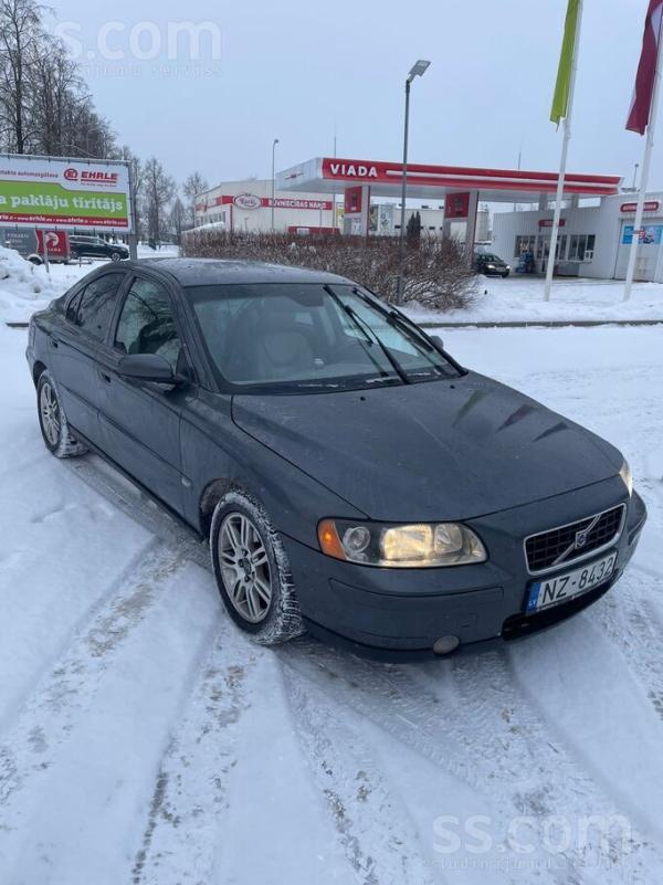 Pelēks Volvo S60 2006 Jelgava, ar dzinēja tilpumu 2.40 L un nobraukumu 400 tūkst. km par 2200 €, foto 1 vietnē AUTOMOTO.COM.LV