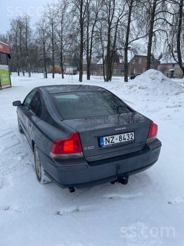 Pelēks Volvo S60 2006 Jelgava, ar dzinēja tilpumu 2.40 L un nobraukumu 400 tūkst. km par 2200 €, foto 3 vietnē AUTOMOTO.COM.LV