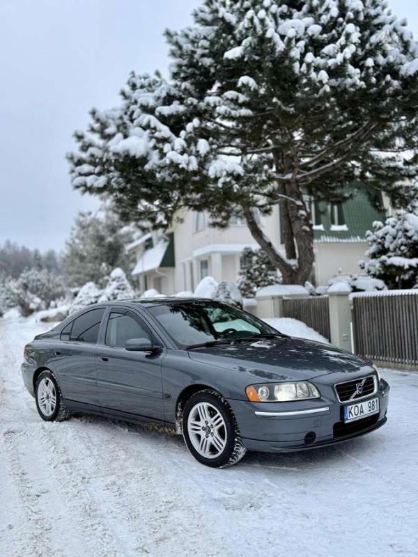 Grey Volvo S60 2006 in Vilnius, with an engine capacity of 2.40 L and mileage of 257 thousand km for 2600 €, photo 2 on AUTOMOTO.COM.LV