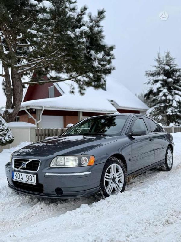 Grey Volvo S60 2006 in Vilnius, with an engine capacity of 2.40 L and mileage of 257 thousand km for 2600 €, photo 3 on AUTOMOTO.COM.LV