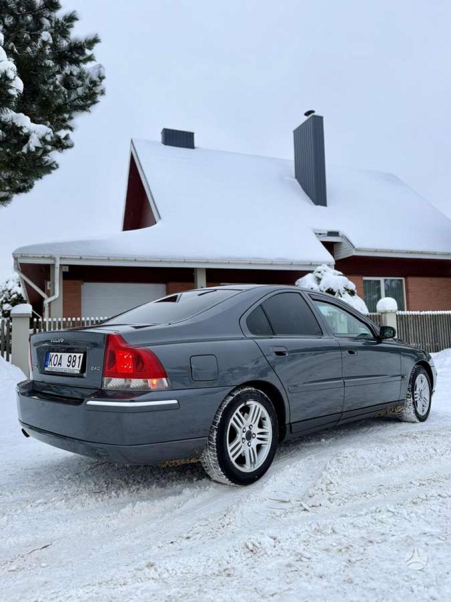 Pelēks Volvo S60 2006 Viļņa, ar dzinēja tilpumu 2.40 L un nobraukumu 257 tūkst. km par 2600 €, foto 8 vietnē AUTOMOTO.COM.LV