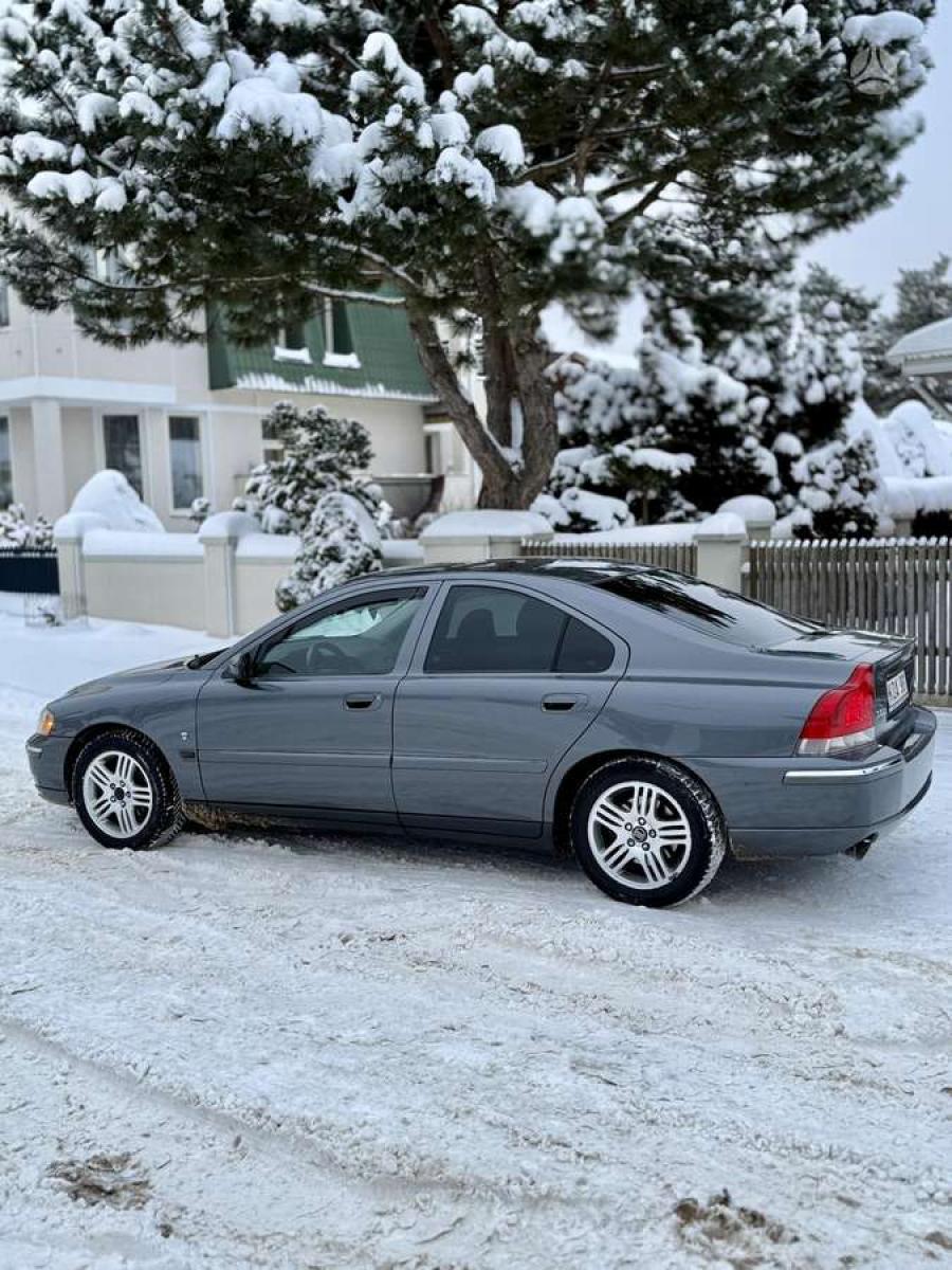 Pelēks Volvo S60 2006 Viļņa, ar dzinēja tilpumu 2.40 L un nobraukumu 257 tūkst. km par 2600 €, foto 12 vietnē AUTOMOTO.COM.LV
