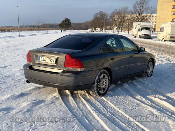 Grey Volvo S60 2006 in Tallinn, with an engine capacity of 2.40 L and mileage of 0 thousand km for 1999 €, photo 7 on AUTOMOTO.COM.LV