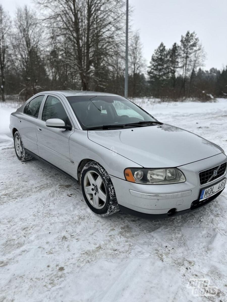 Grey Volvo S60 2006 in Anyksciai, with an engine capacity of 2.40 L and mileage of 330 thousand km for 1400 €, photo 3 on AUTOMOTO.COM.LV
