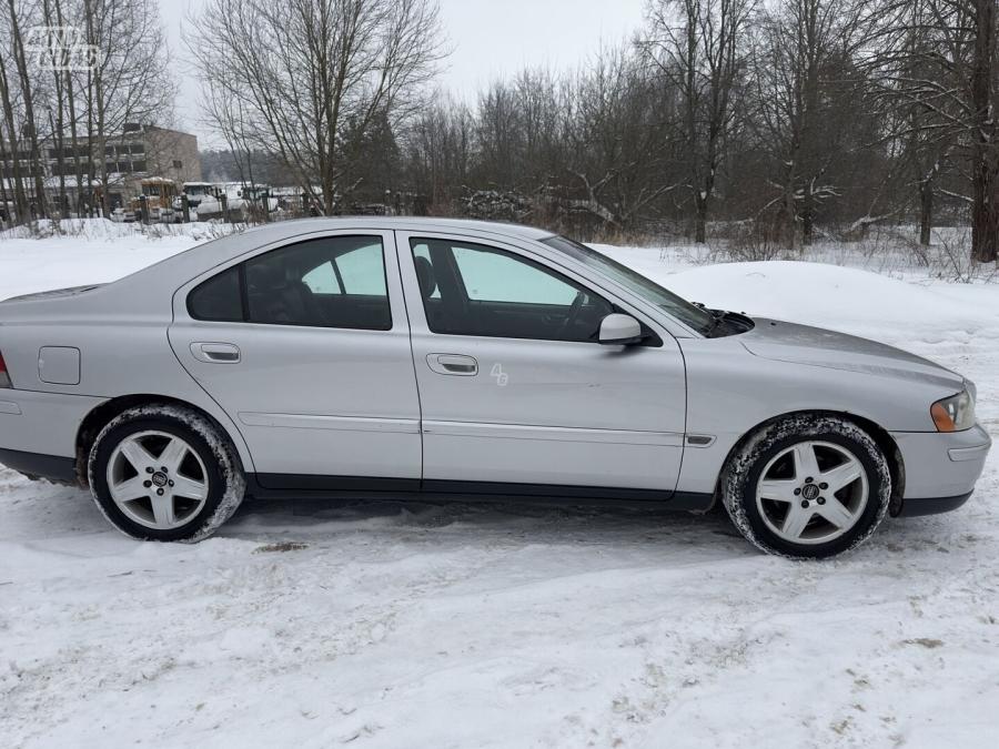 Grey Volvo S60 2006 in Anyksciai, with an engine capacity of 2.40 L and mileage of 330 thousand km for 1400 €, photo 4 on AUTOMOTO.COM.LV