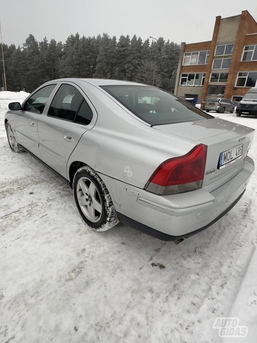 Grey Volvo S60 2006 in Anyksciai, with an engine capacity of 2.40 L and mileage of 330 thousand km for 1400 €, photo 6 on AUTOMOTO.COM.LV