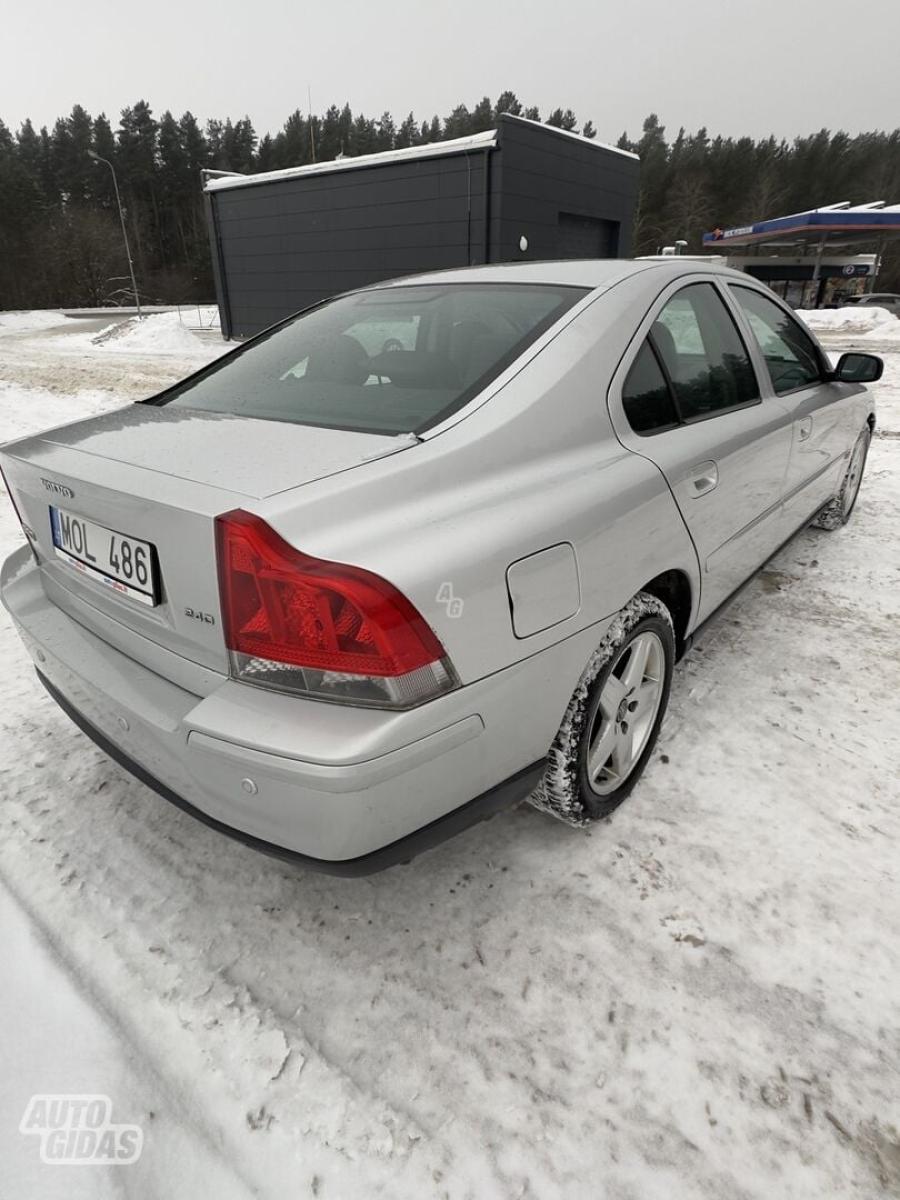 Grey Volvo S60 2006 in Anyksciai, with an engine capacity of 2.40 L and mileage of 330 thousand km for 1400 €, photo 7 on AUTOMOTO.COM.LV