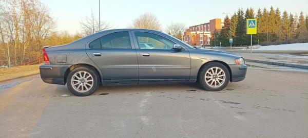 Grey Volvo S60 2006 in Kupiskis, with an engine capacity of 2.40 L and mileage of 372 thousand km for 1850 €, photo 5 on AUTOMOTO.COM.LV