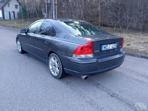 Grey Volvo S60 2006 in Vilnius, with an engine capacity of 2.40 L and mileage of 343 thousand km for 1690 €, photo 5 on AUTOMOTO.COM.LV