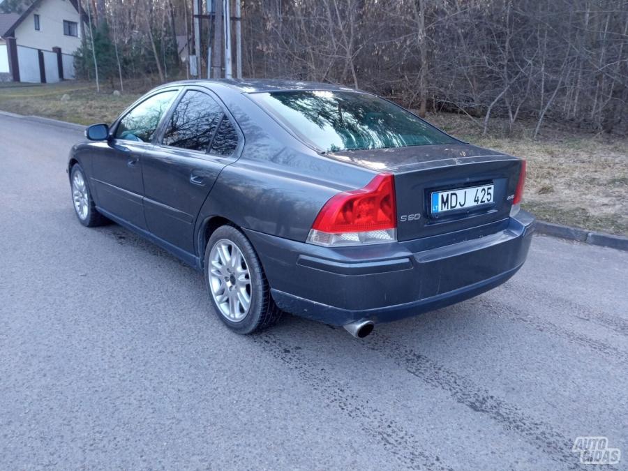 Grey Volvo S60 2006 in Vilnius, with an engine capacity of 2.40 L and mileage of 343 thousand km for 1690 €, photo 5 on AUTOMOTO.COM.LV