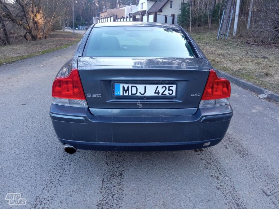 Grey Volvo S60 2006 in Vilnius, with an engine capacity of 2.40 L and mileage of 343 thousand km for 1690 €, photo 6 on AUTOMOTO.COM.LV