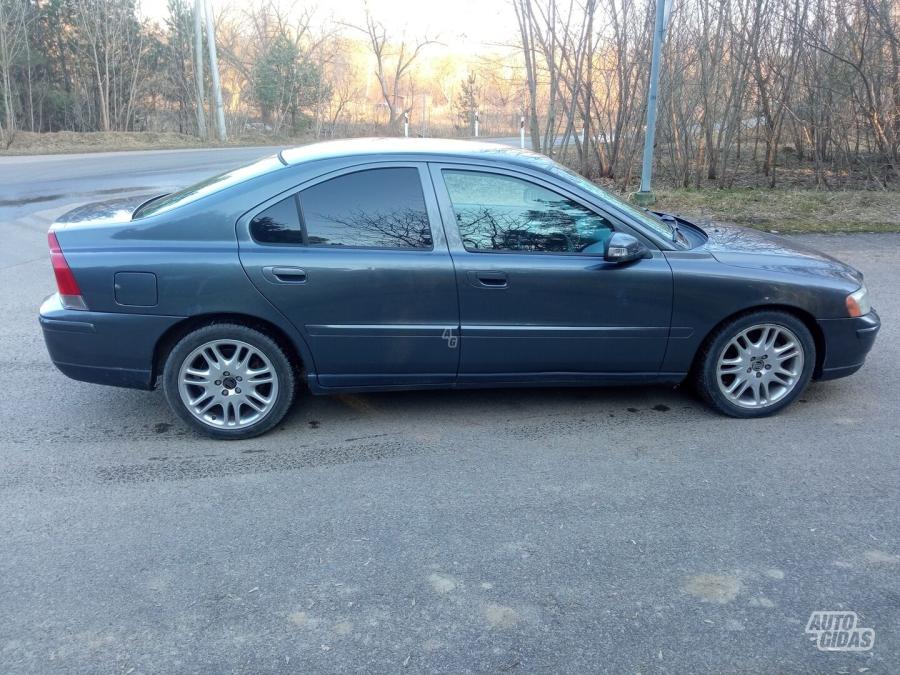 Grey Volvo S60 2006 in Vilnius, with an engine capacity of 2.40 L and mileage of 343 thousand km for 1690 €, photo 8 on AUTOMOTO.COM.LV