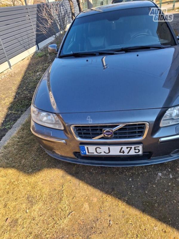 Pelēks Volvo S60 2006 Prienai, ar dzinēja tilpumu 2.40 L un nobraukumu 228 tūkst. km par 1888 €, foto 2 vietnē AUTOMOTO.COM.LV
