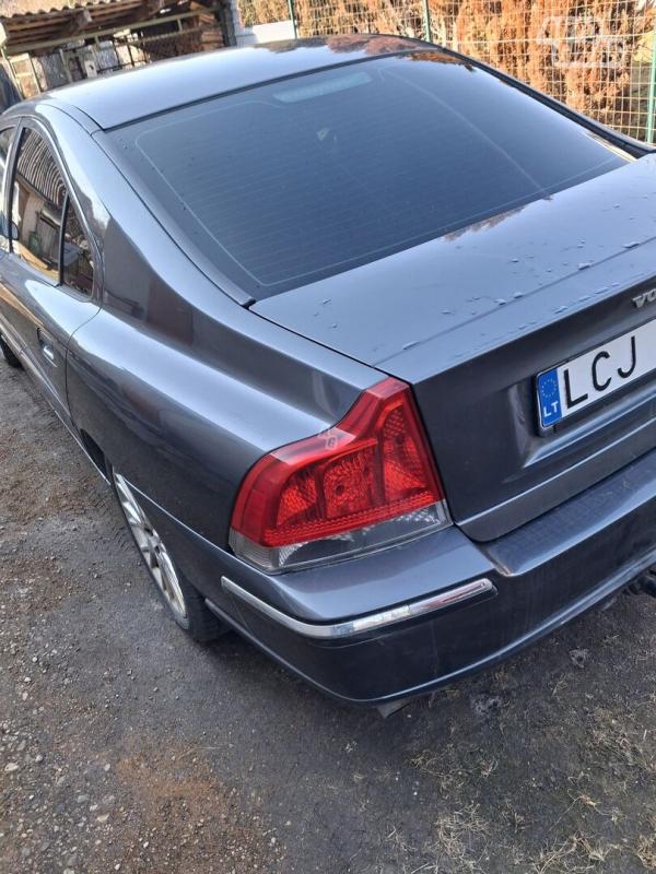 Pelēks Volvo S60 2006 Prienai, ar dzinēja tilpumu 2.40 L un nobraukumu 228 tūkst. km par 1888 €, foto 4 vietnē AUTOMOTO.COM.LV