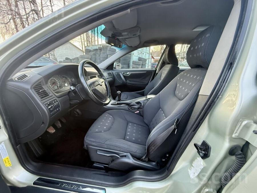 Grey Volvo S60 2006 in Riga, with an engine capacity of 2.40 L and mileage of 0 thousand km for 3550 €, photo 13 on AUTOMOTO.COM.LV