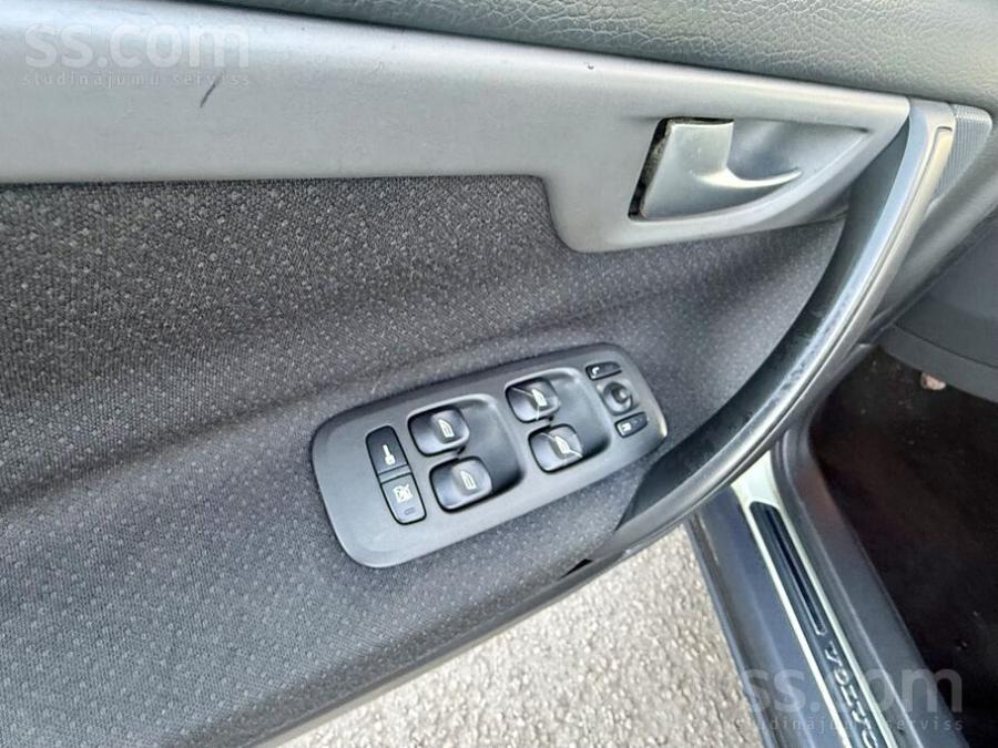 Grey Volvo S60 2006 in Riga, with an engine capacity of 2.40 L and mileage of 0 thousand km for 3550 €, photo 15 on AUTOMOTO.COM.LV