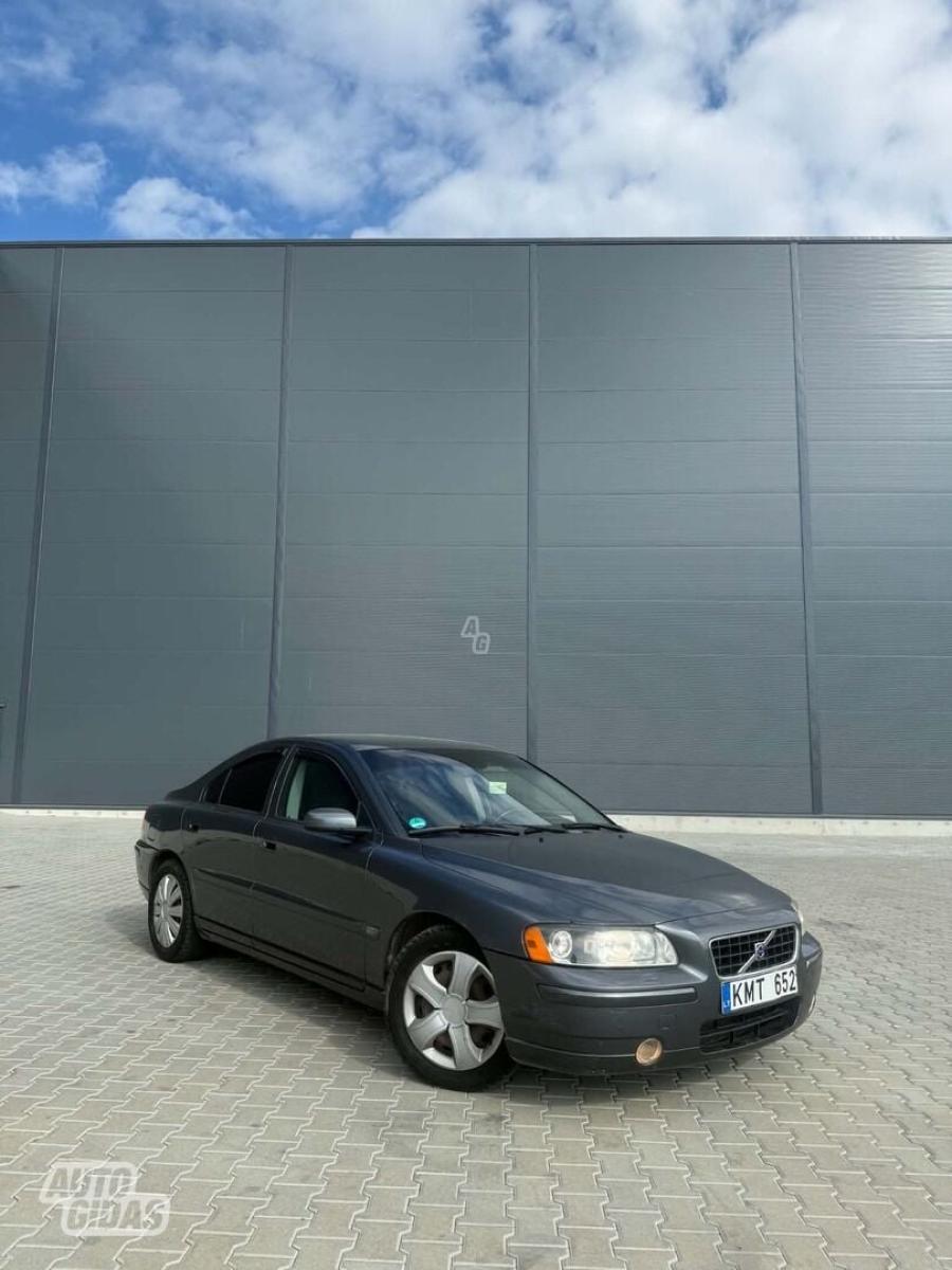Pelēks Volvo S60 2006 Šauļi, ar dzinēja tilpumu 2.40 L un nobraukumu 220 tūkst. km par 1650 €, foto 1 vietnē AUTOMOTO.COM.LV