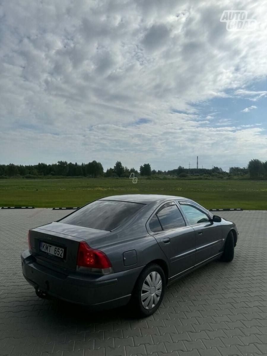 Pelēks Volvo S60 2006 Šauļi, ar dzinēja tilpumu 2.40 L un nobraukumu 220 tūkst. km par 1650 €, foto 4 vietnē AUTOMOTO.COM.LV