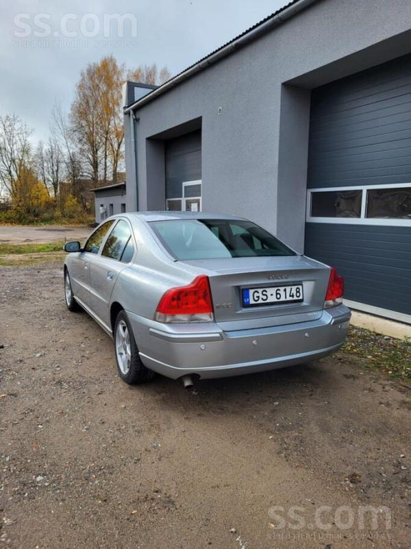 Pelēks Volvo S60 2006 Limbaži, ar dzinēja tilpumu 2.40 L un nobraukumu 360 tūkst. km par 1750 €, foto 2 vietnē AUTOMOTO.COM.LV