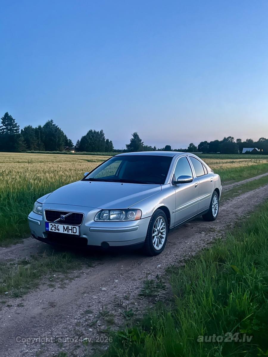 Pelēks Volvo S60 2006 Tallina, ar dzinēja tilpumu 2.40 L un nobraukumu 395 tūkst. km par 2800 €, foto 1 vietnē AUTOMOTO.COM.LV